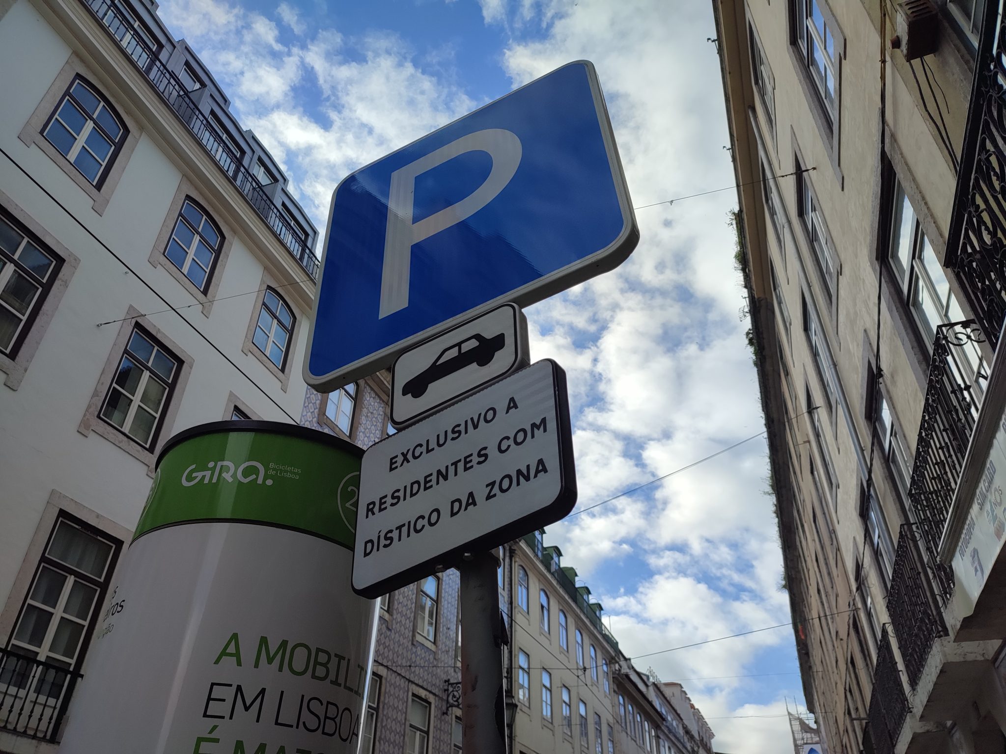 The Regulations and Exceptions of Road Signs Tourists Should Know in ...